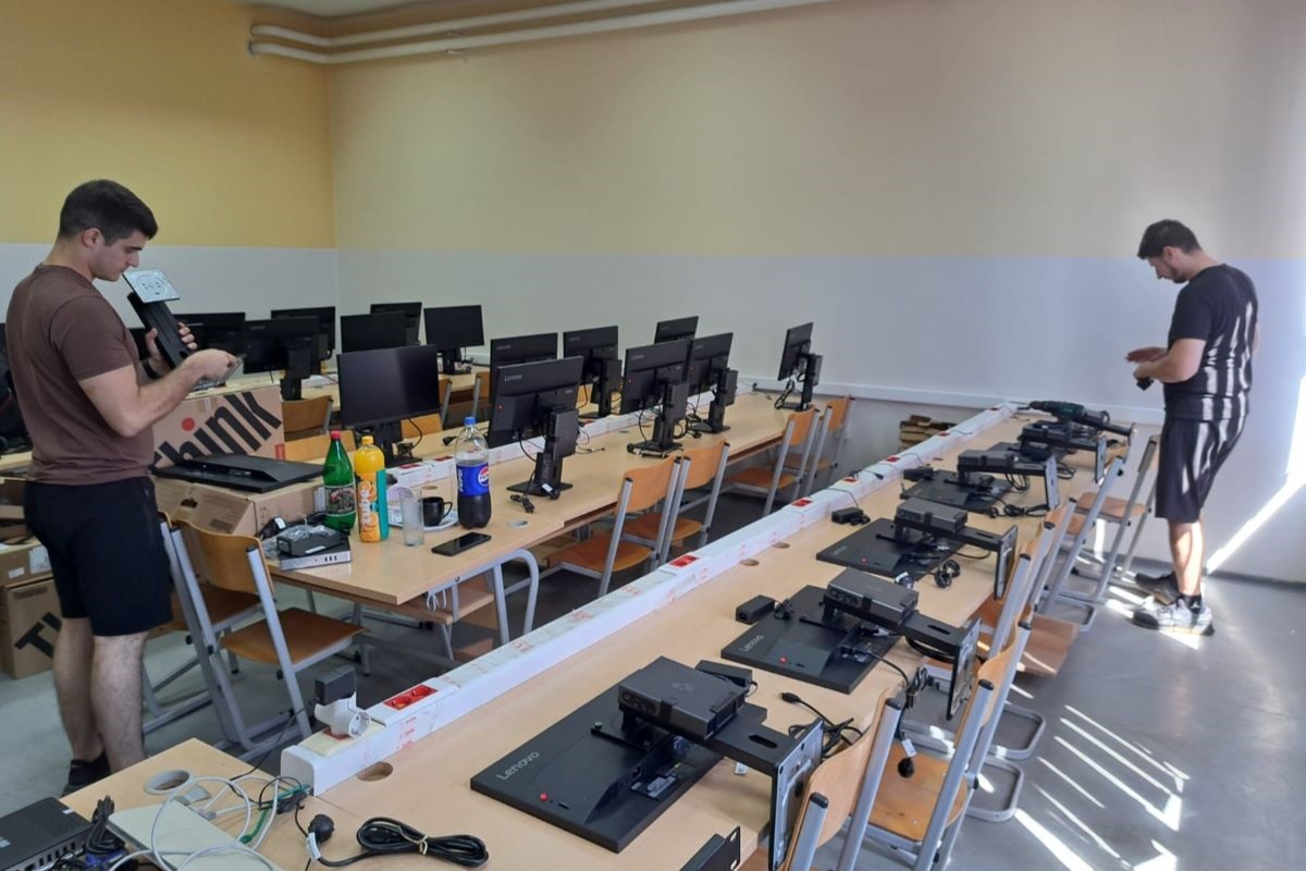 Novi računari za školu u Ljuboviji - Naslovi.net