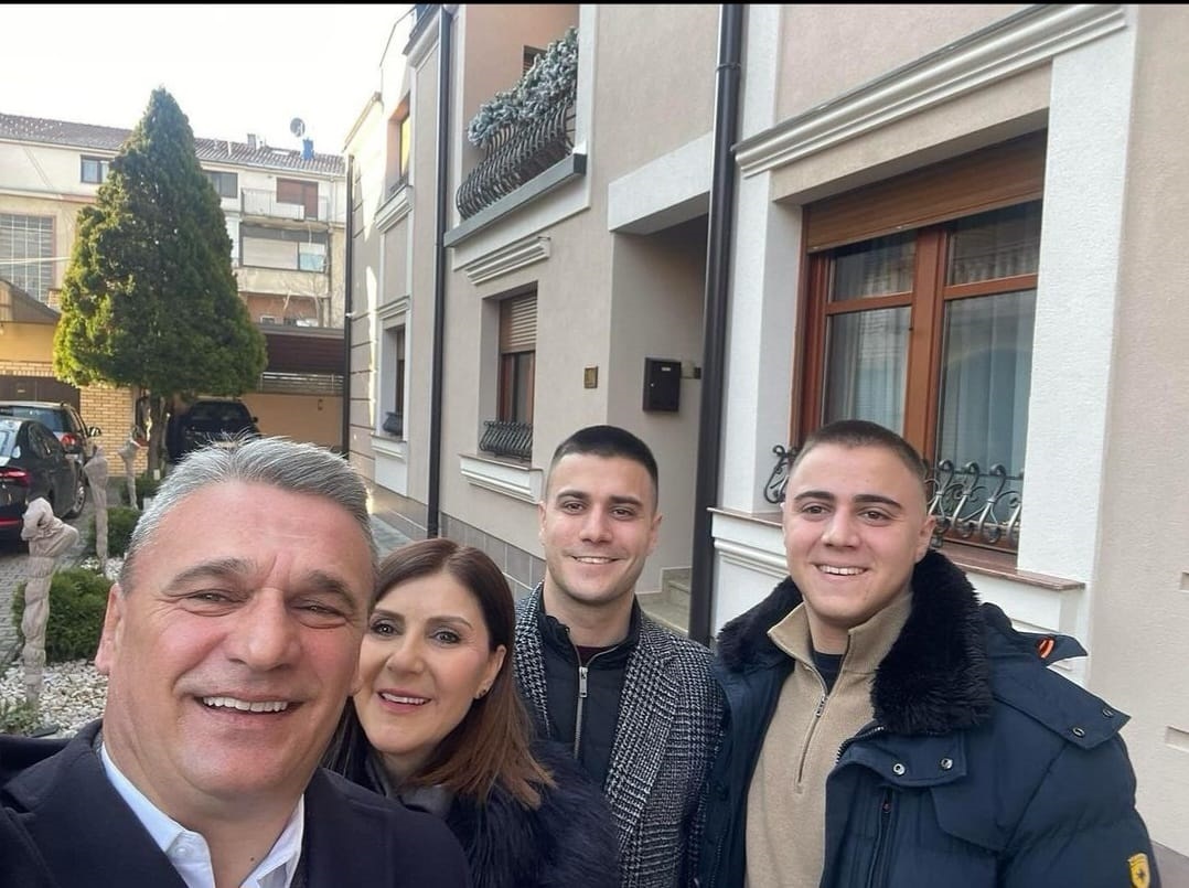 Gradonačelnik grada Čačka Milun Todorović izašao je da obavi svoju ...